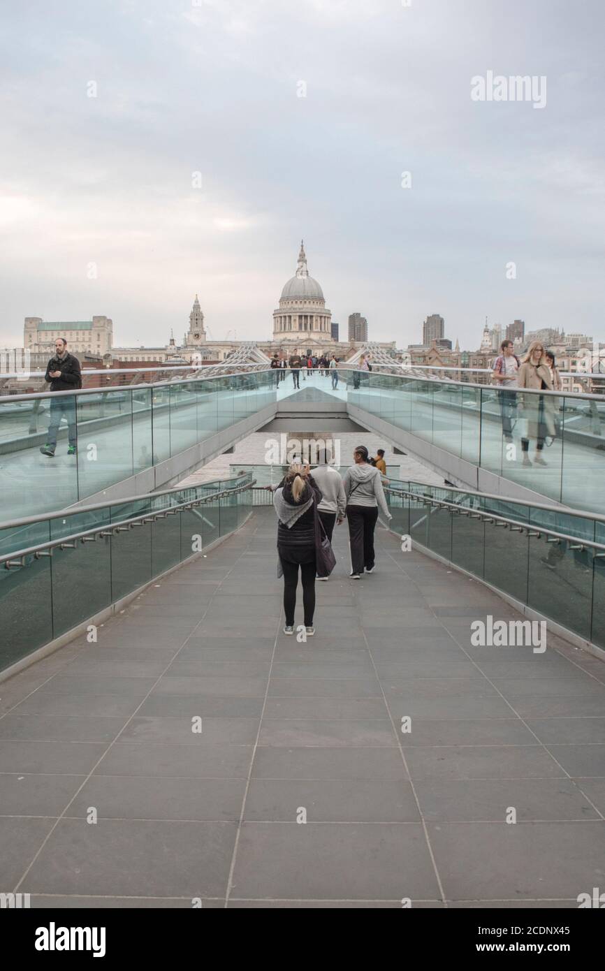 London bridge photo people hi-res stock photography and images - Alamy