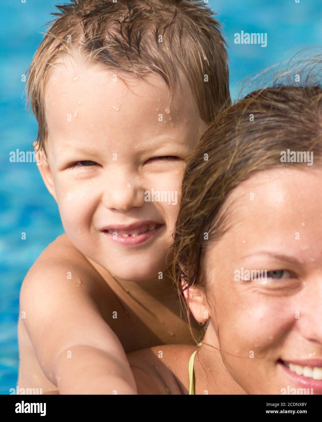 Pretty mother baby swimming pool hi-res stock photography and images ...