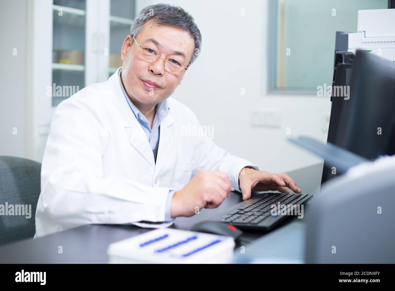 Asian lab microscope hi-res stock photography and images - Alamy