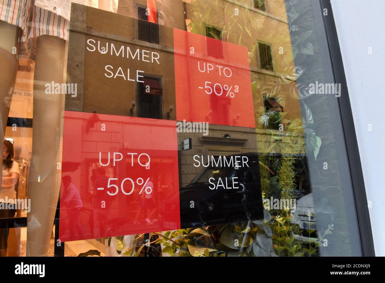 SALE SIGN ON SHOWCASE DISPLAY IN A CLOTHING STORE Stock Photo - Alamy
