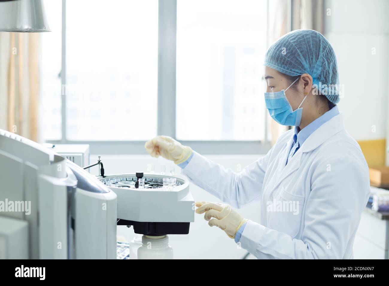 Girl in lab coat hi-res stock photography and images - Alamy