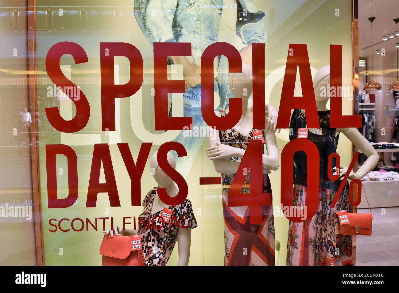 SALE SIGN ON SHOWCASE DISPLAY IN A CLOTHING STORE Stock Photo - Alamy