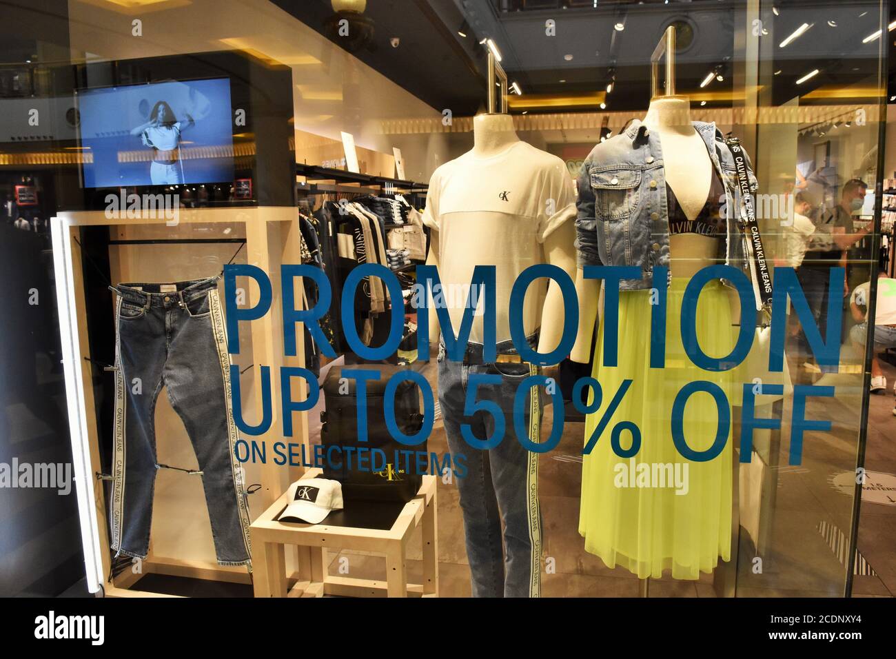 SALE SIGN ON SHOWCASE DISPLAY IN A CLOTHING STORE Stock Photo - Alamy