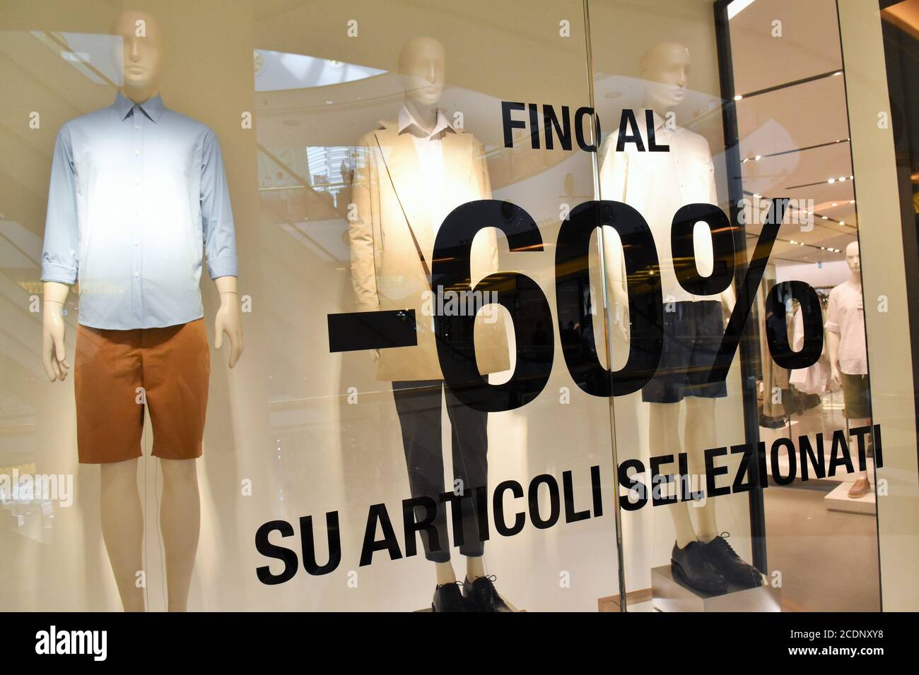 SALE SIGN ON SHOWCASE DISPLAY IN A CLOTHING STORE Stock Photo - Alamy