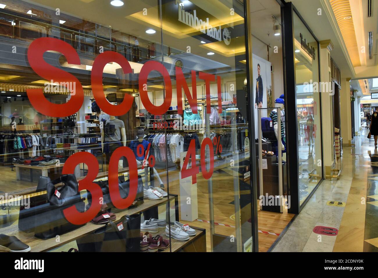 SALE SIGN ON SHOWCASE DISPLAY IN A CLOTHING STORE Stock Photo - Alamy