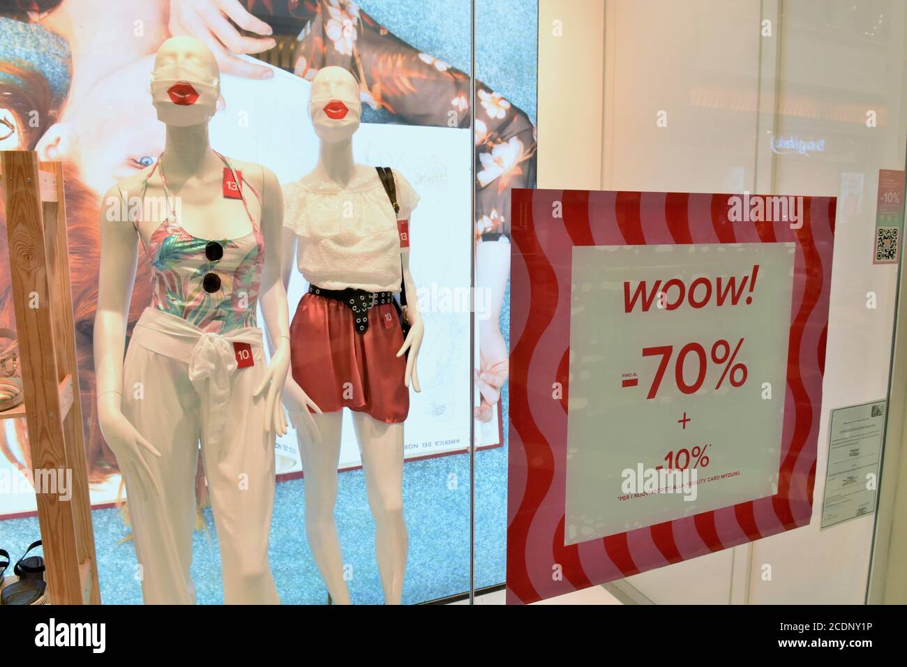 SALE SIGN ON SHOWCASE DISPLAY IN A CLOTHING STORE Stock Photo - Alamy
