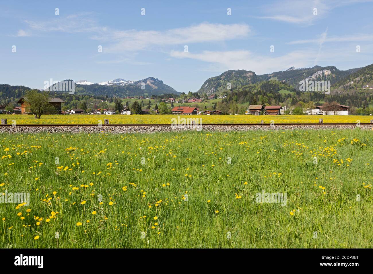 Allgäu, Oberstdorf, Wiesen, Berge, Landschaft, Ortschaft, Schienenstrang Stock Photo - Alamy
