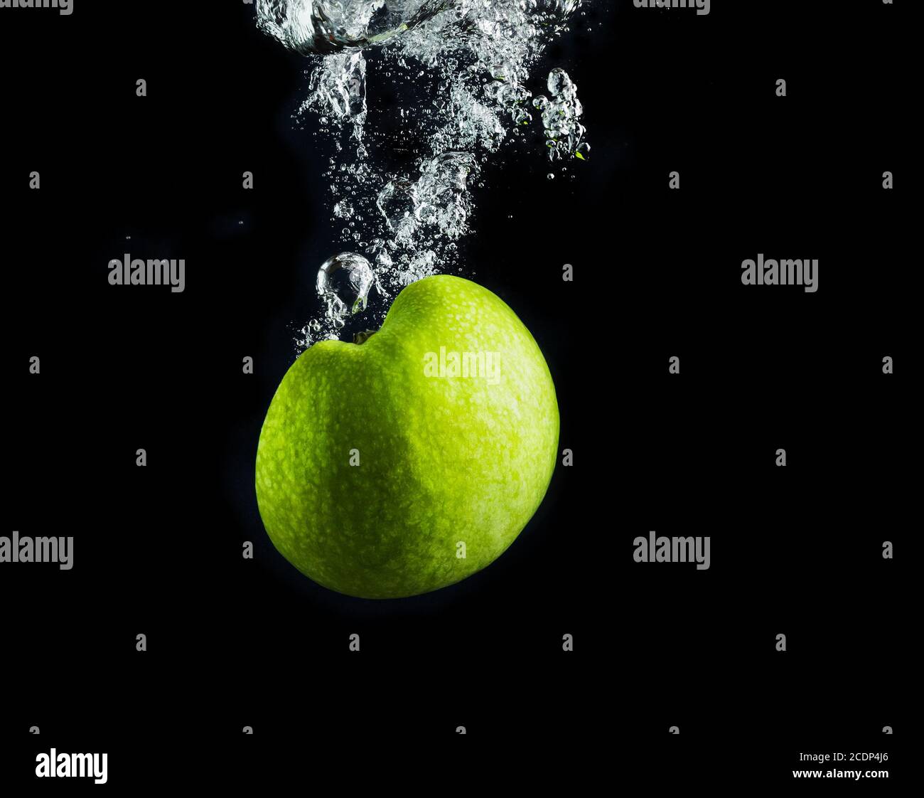 Green apple in water Stock Photo - Alamy