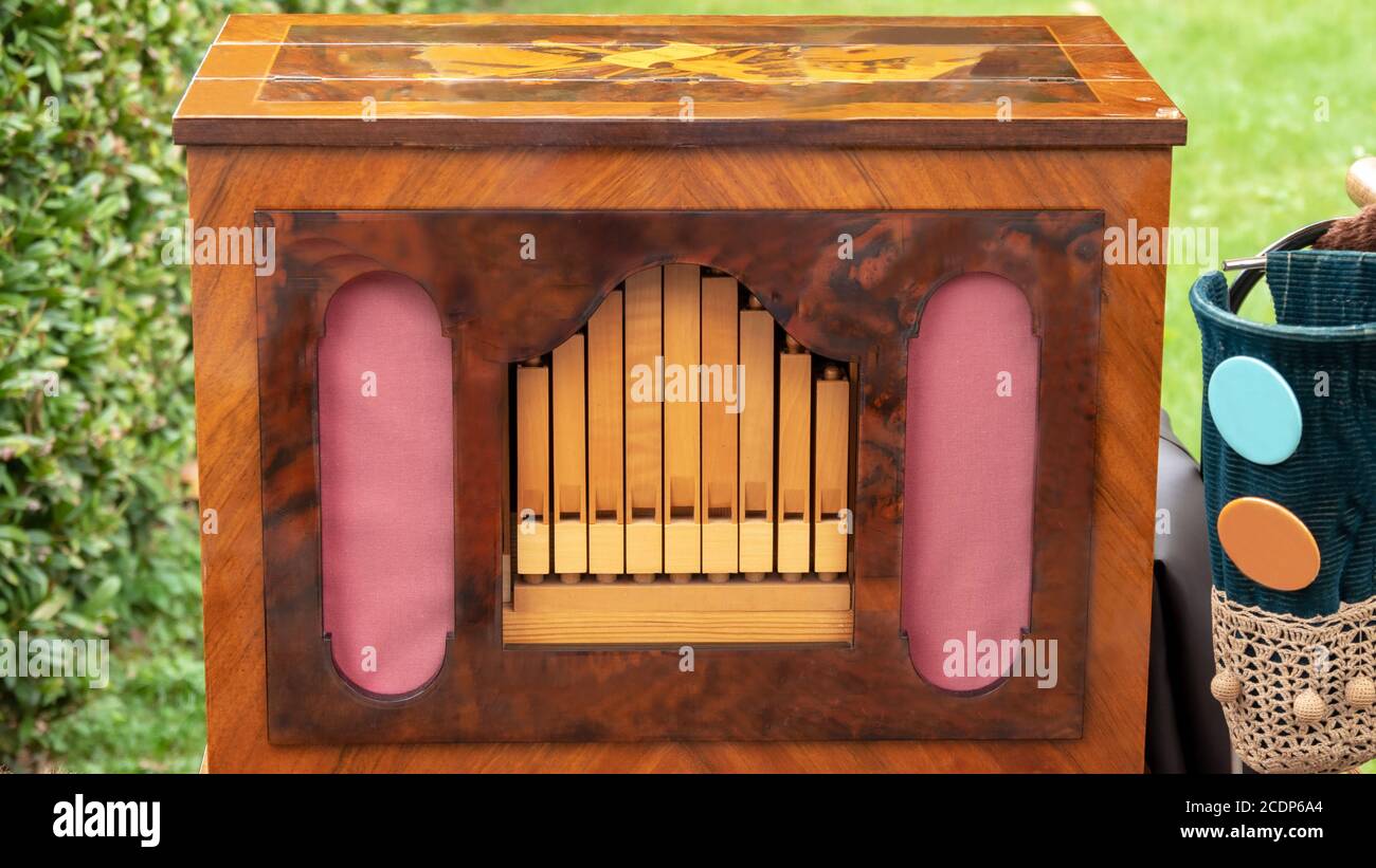 Hand organ hi-res stock photography and images - Alamy