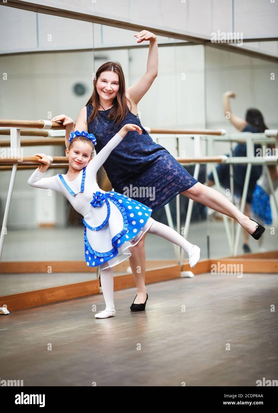 Mom daughter dancing hi-res stock photography and images - Alamy