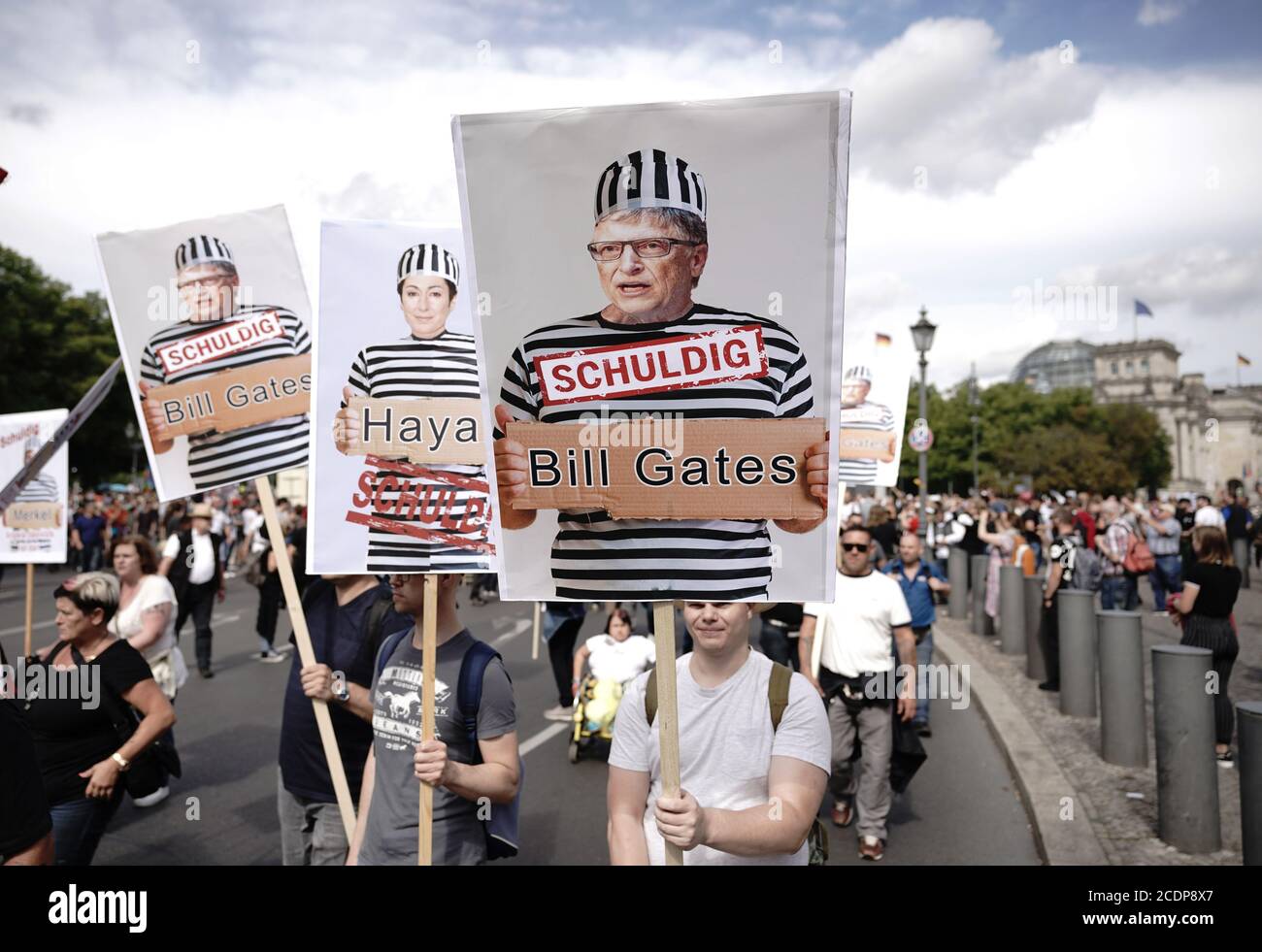 Microsoft founder bill gates signs hi-res stock photography and images ...