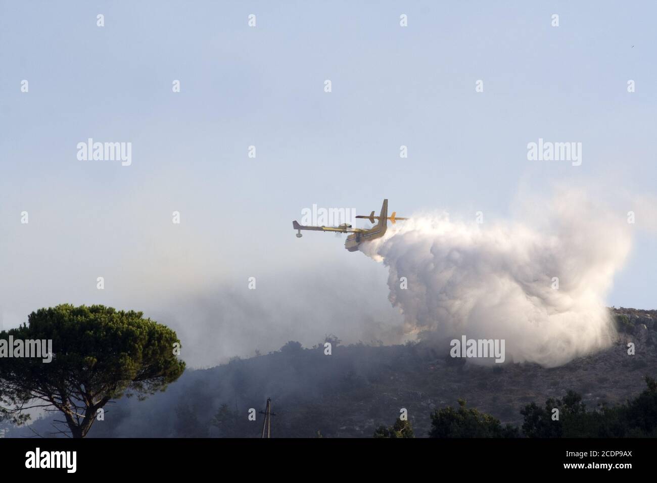 Firefighting water bomber plane hi-res stock photography and images - Alamy