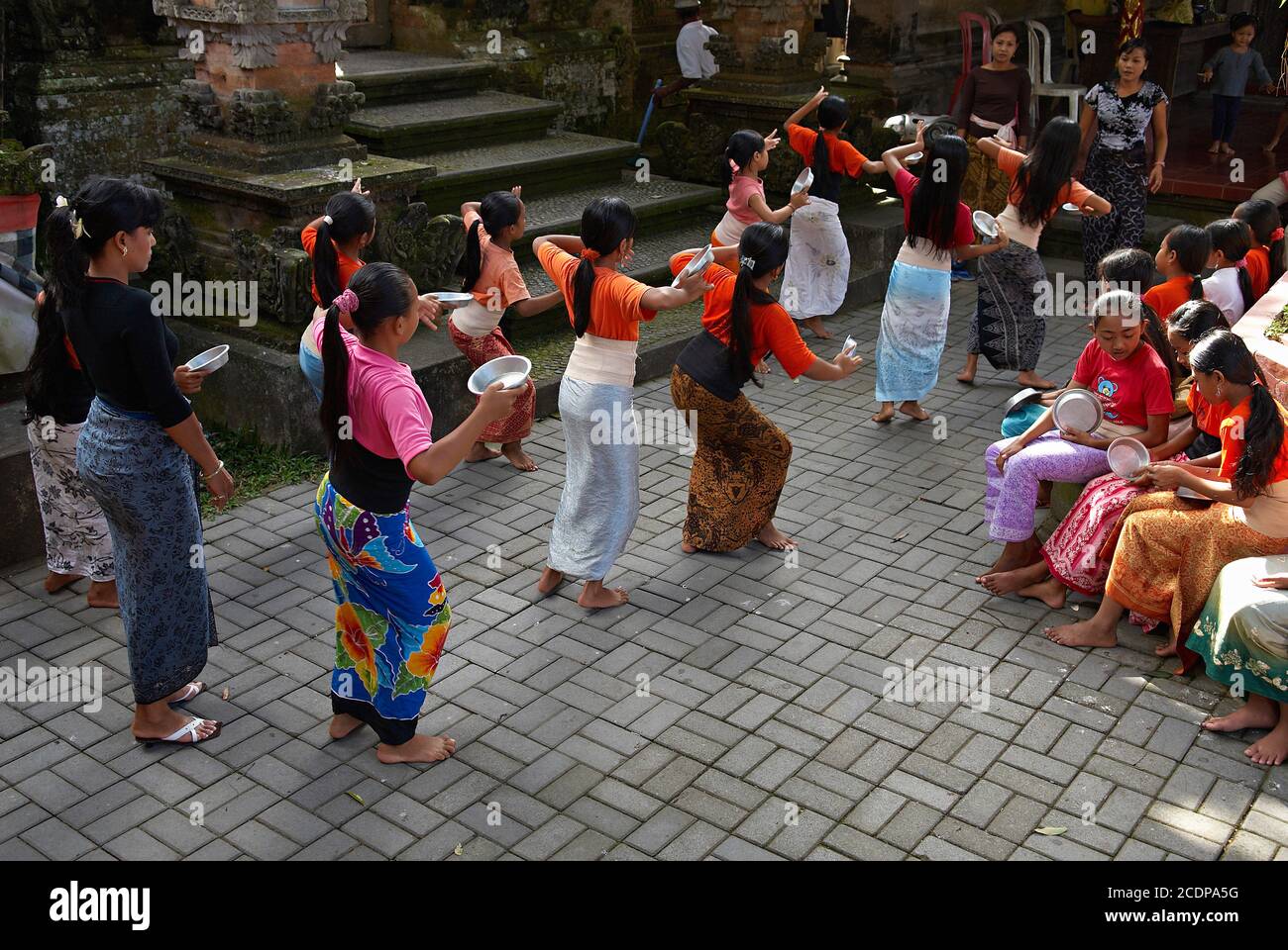 Indonesia school dance hi-res stock photography and images - Alamy
