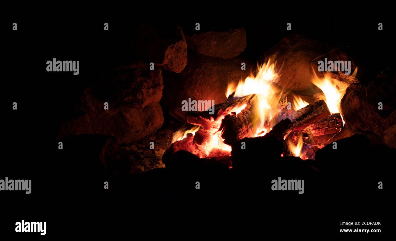 Campfire surrounded by rocks hi-res stock photography and images - Alamy