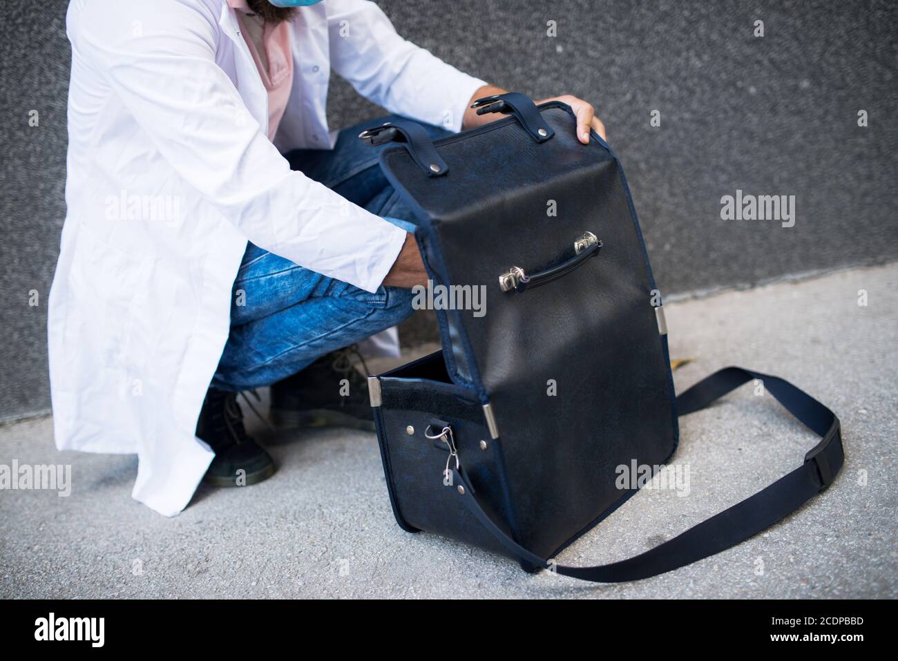 Doctor`s bag hi-res stock photography and images - Alamy