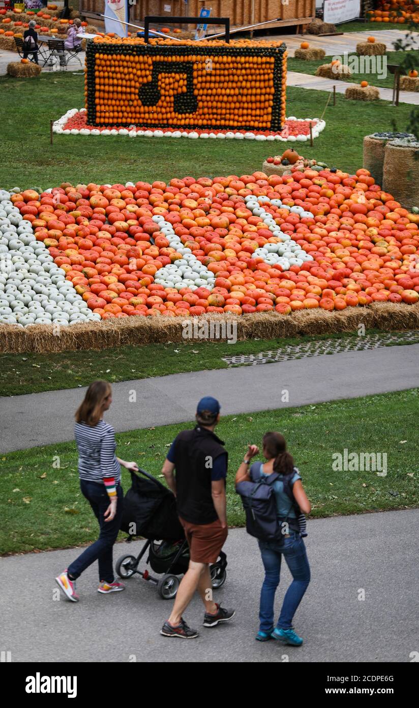 Ludwigsburg, Germany. 29th Aug, 2020. Visitors look at the 21st pumpkin ...