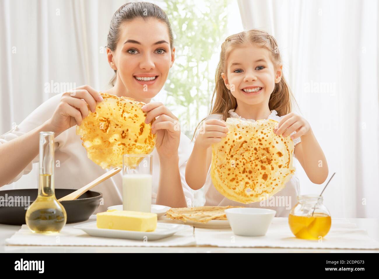 mother and daughter prepare pancakes Stock Photo - Alamy