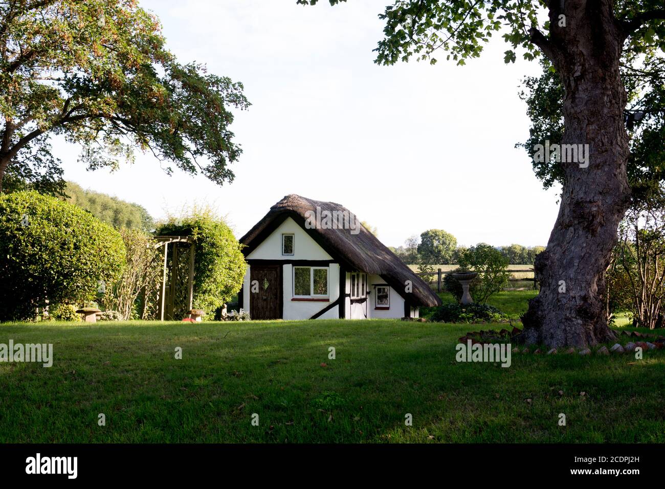 Cute thatched cottage hi-res stock photography and images - Alamy