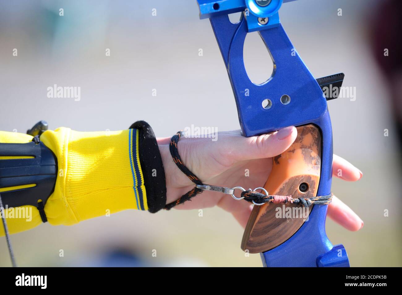 An archer hand pulling the string back of a bow Stock Photo - Alamy