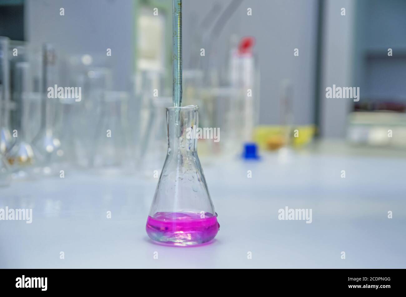 Oil and water in glass beaker hi-res stock photography and images - Alamy