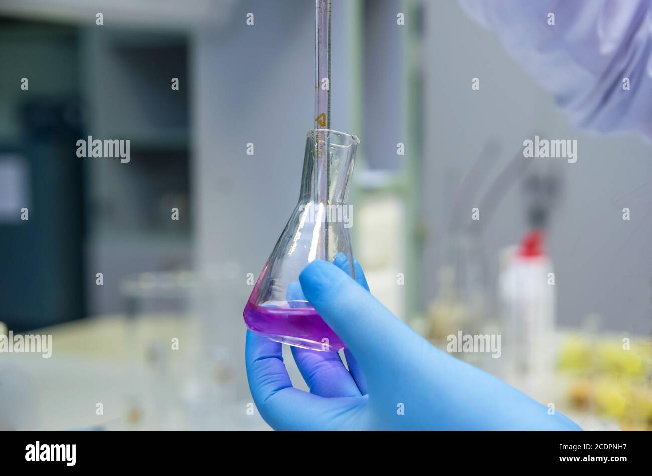 Oil and water in beaker hi-res stock photography and images - Alamy