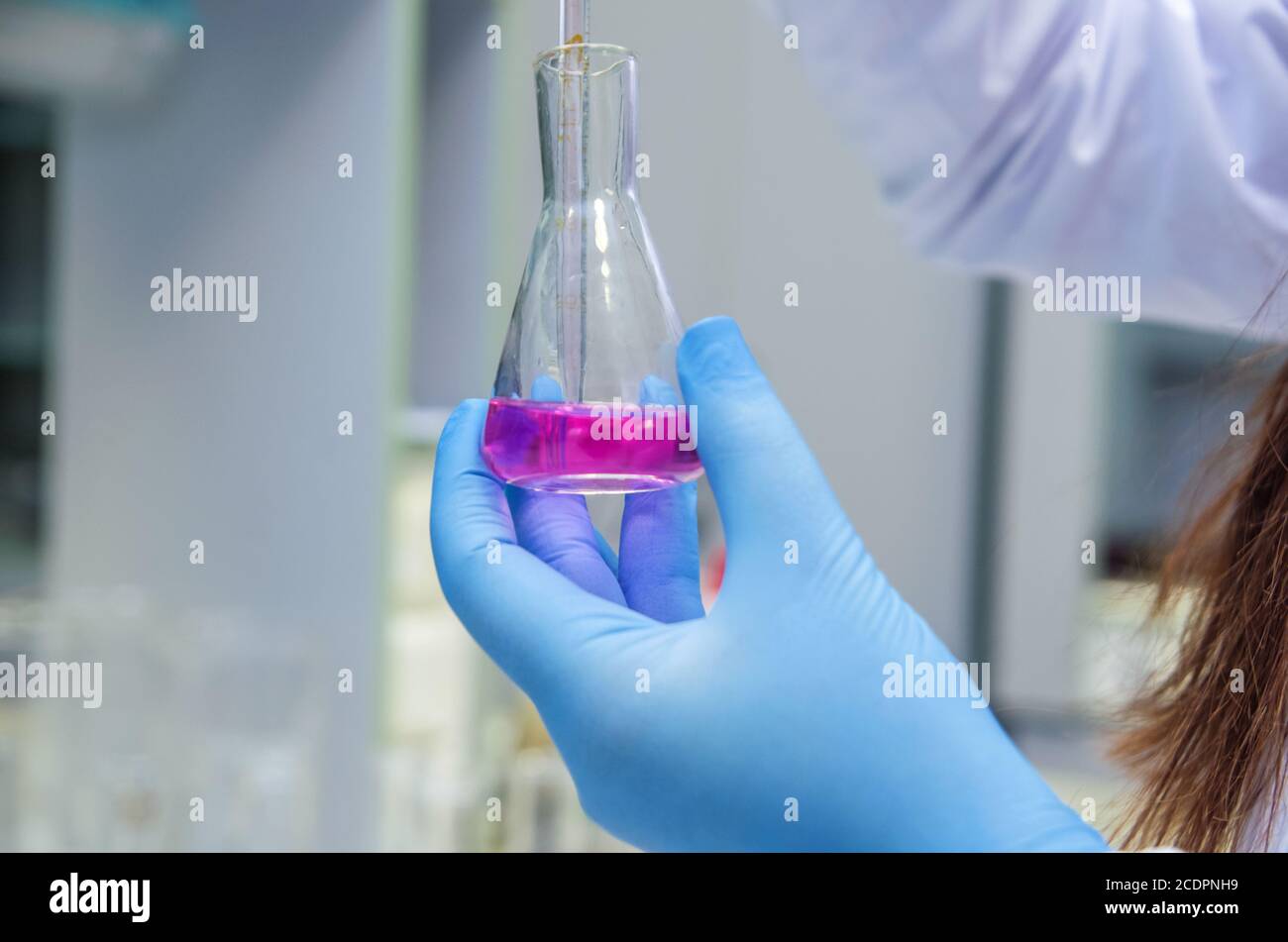 Oil and water in beaker hi-res stock photography and images - Alamy