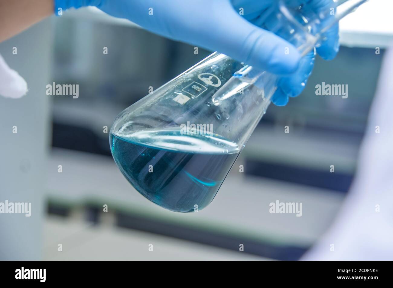 Oil and water in beaker hi-res stock photography and images - Alamy