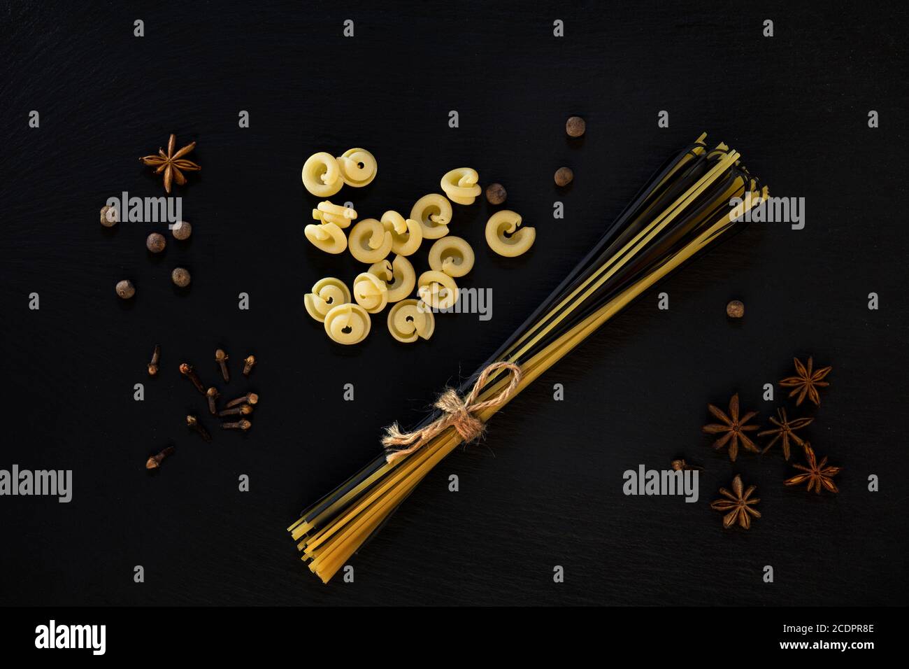 Uncooked linguine pasta hi-res stock photography and images - Alamy
