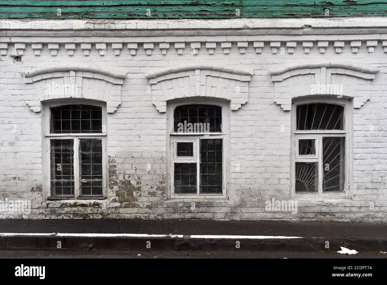 White brick building windows hi-res stock photography and images - Alamy