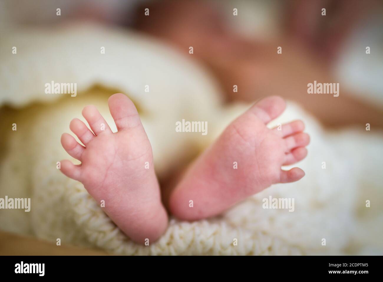 Skin to skin baby parent hi-res stock photography and images - Alamy