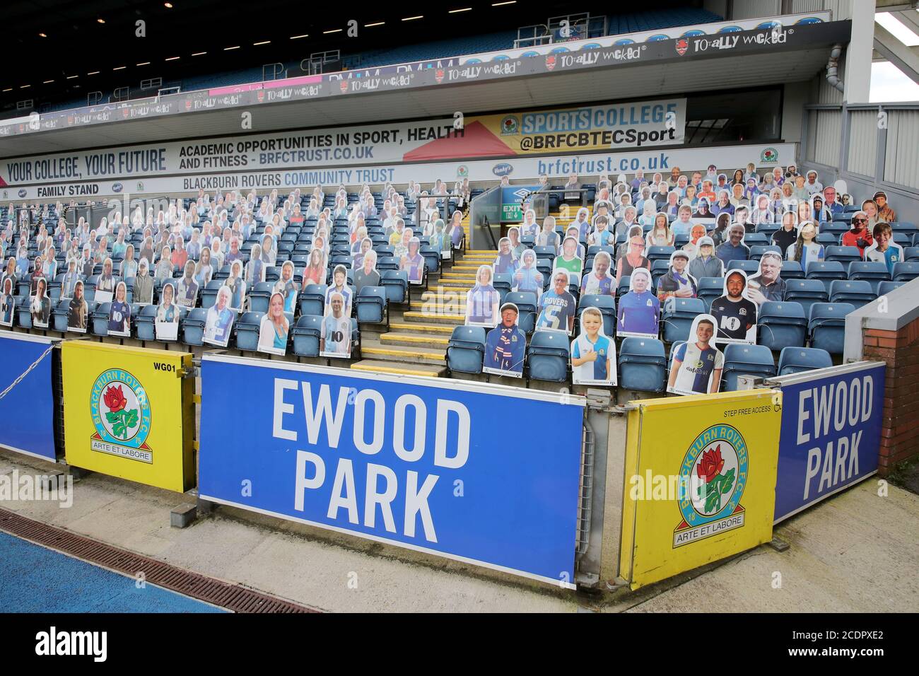 Cardboard cut outs fans hi-res stock photography and images - Alamy