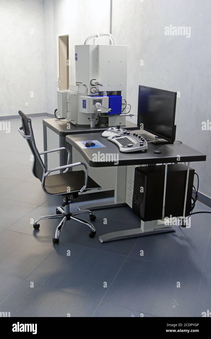 electronic microscope operator's station Stock Photo - Alamy