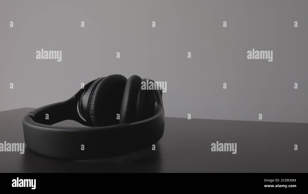 Simple headphones hi-res stock photography and images - Alamy