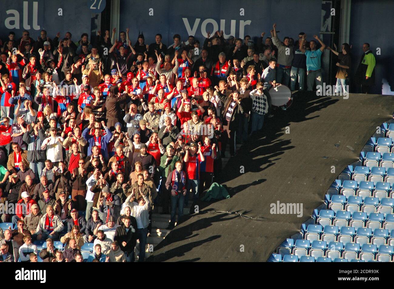 Football crowd cheering hi-res stock photography and images - Alamy