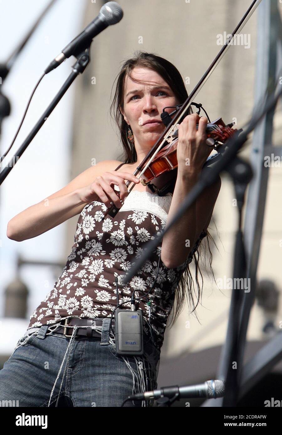 Fiddler, woman on stage at a folk festival Stock Photo - Alamy