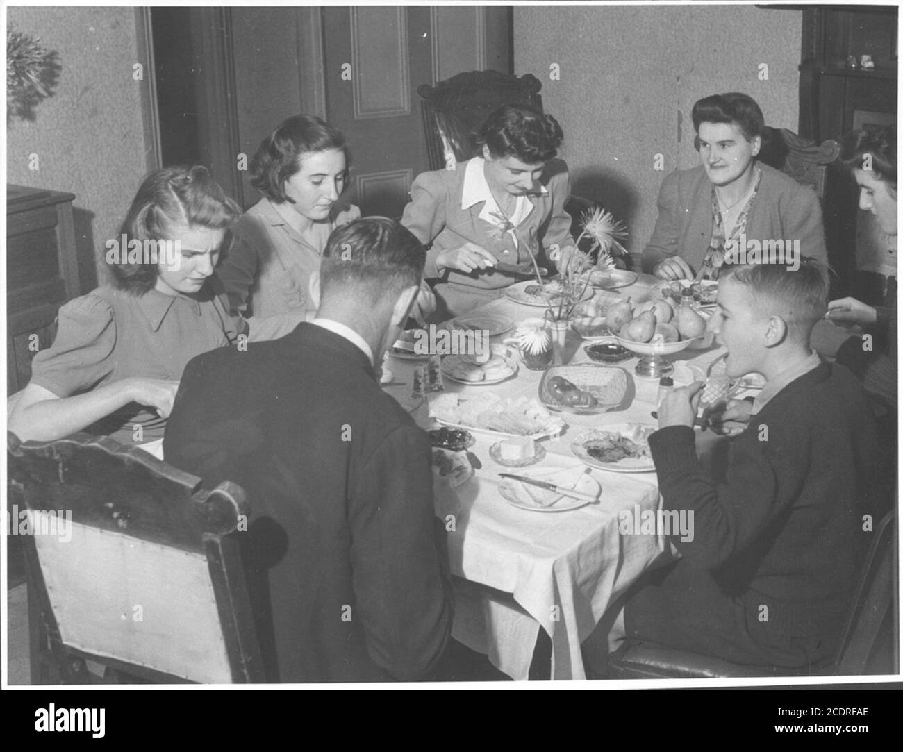 1940s family meal hi-res stock photography and images - Alamy
