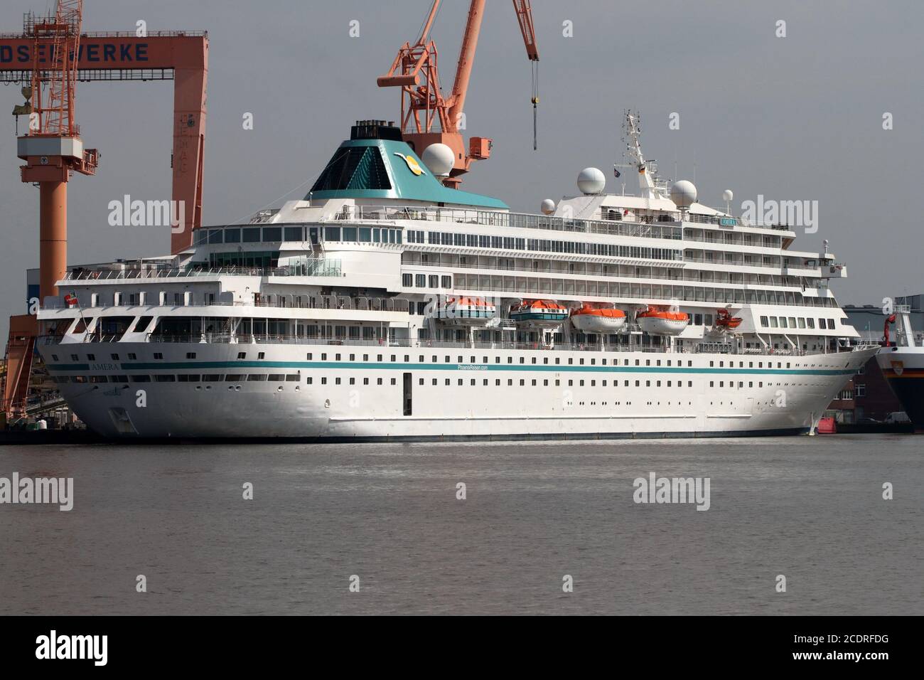 Cruise ship amera hi-res stock photography and images - Alamy