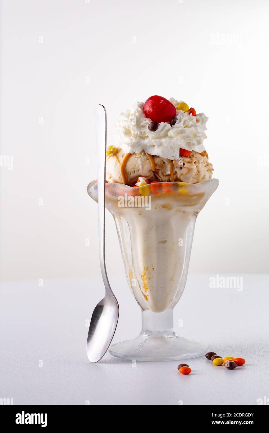 Caramel and peanut butter sundae Stock Photo - Alamy