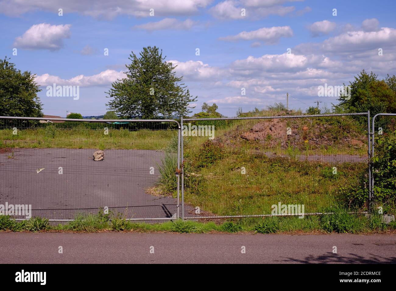 Land fenced off hi-res stock photography and images - Alamy