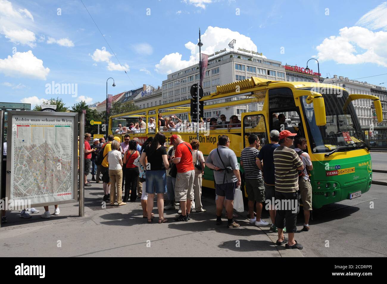 Vienna, Austria 07/07/2008 : tourist bus stopourists Stock Photo - Alamy