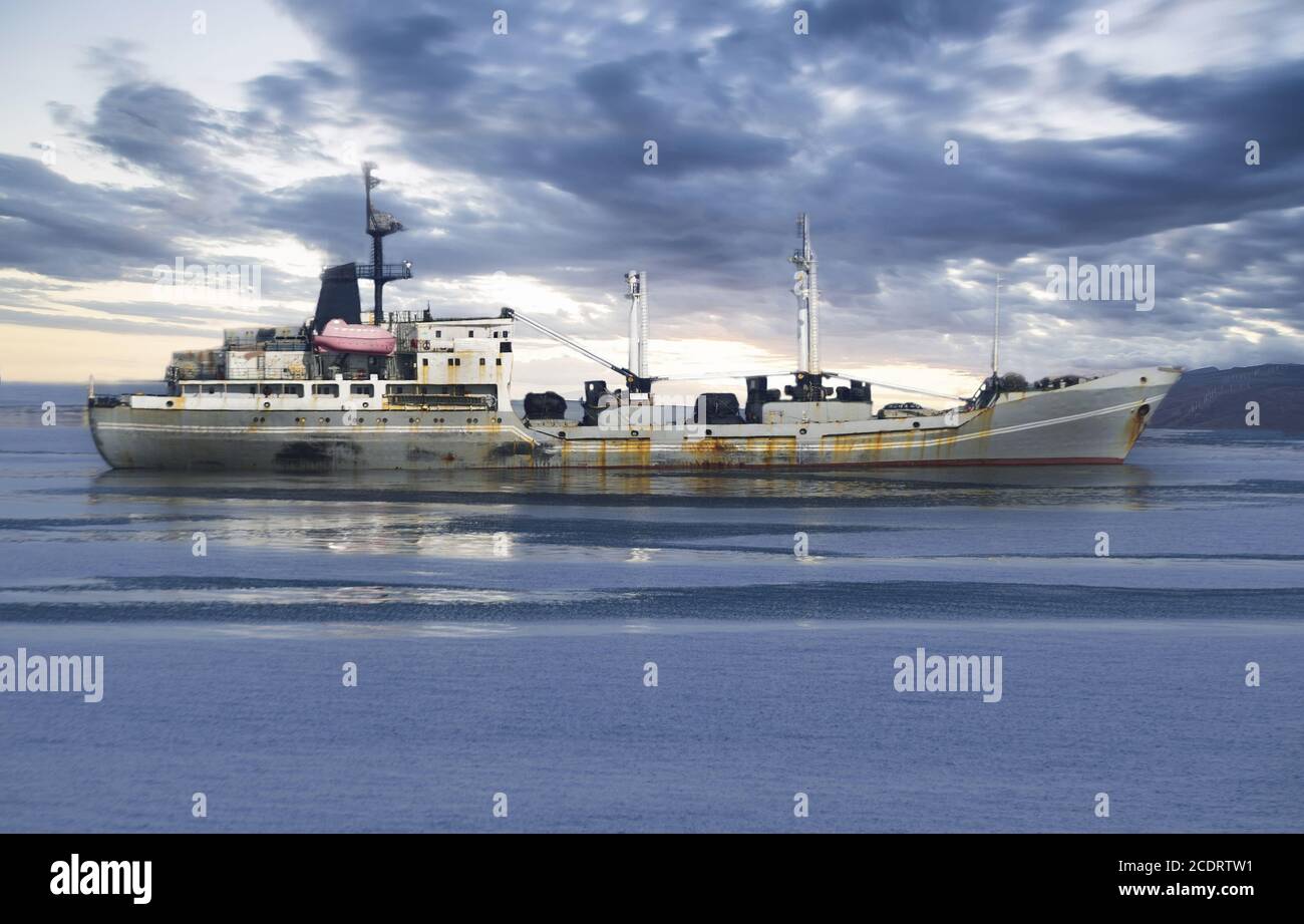 Ship moving in the ocean hi-res stock photography and images - Alamy