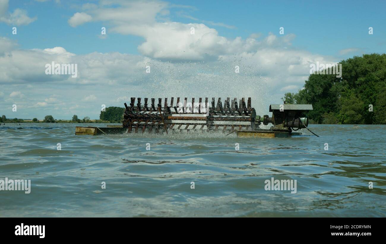 Aerator device against death of fish depletion of oxygen cleaning in ...