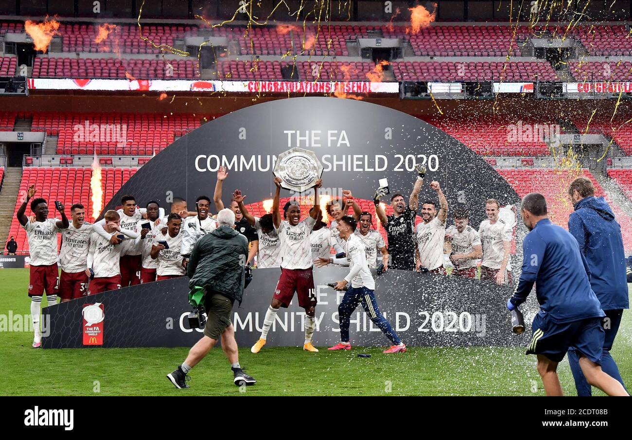 Arsenals pierre emerick aubameyang lifts trophy hi-res stock ...