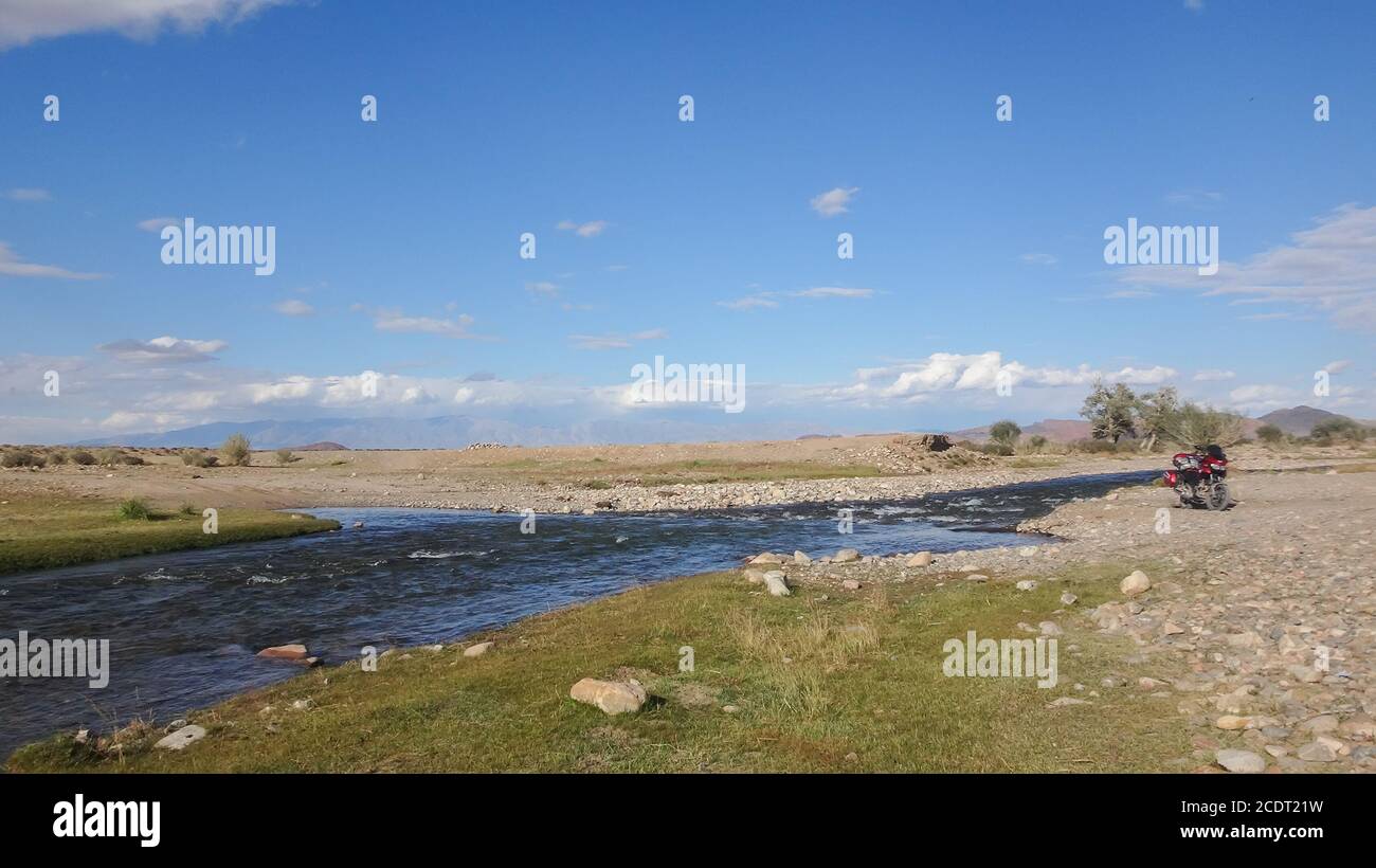River with field hi-res stock photography and images - Alamy