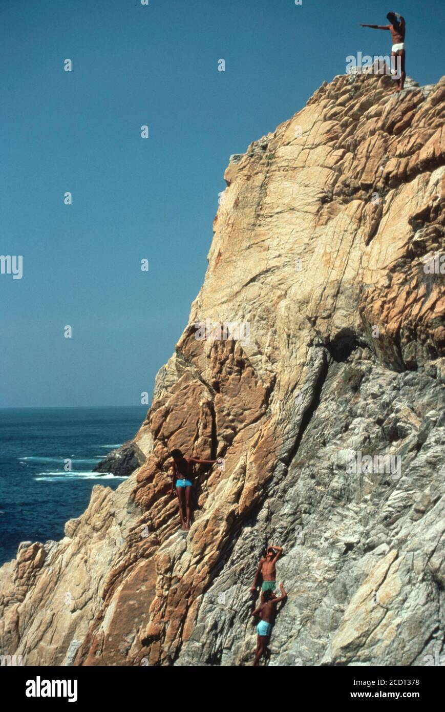 Acapulco cliff diver hi-res stock photography and images - Alamy