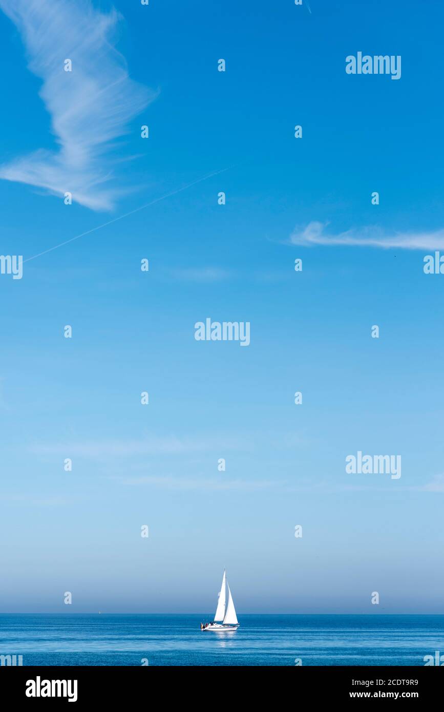 Segelboot boot segeln schiff segelschiff hi-res stock photography and ...