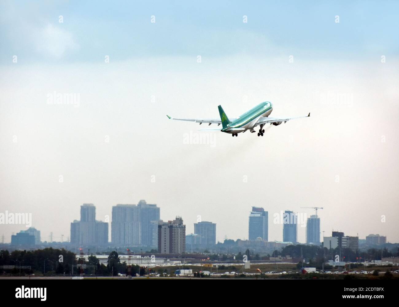 Airplane takeoff hi-res stock photography and images - Alamy
