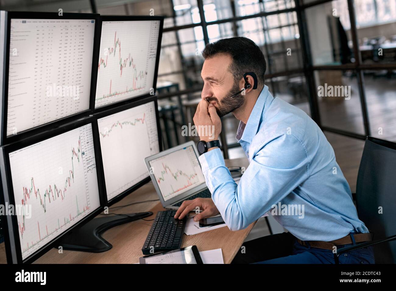 Stock trader computer screen worried hi-res stock photography and ...