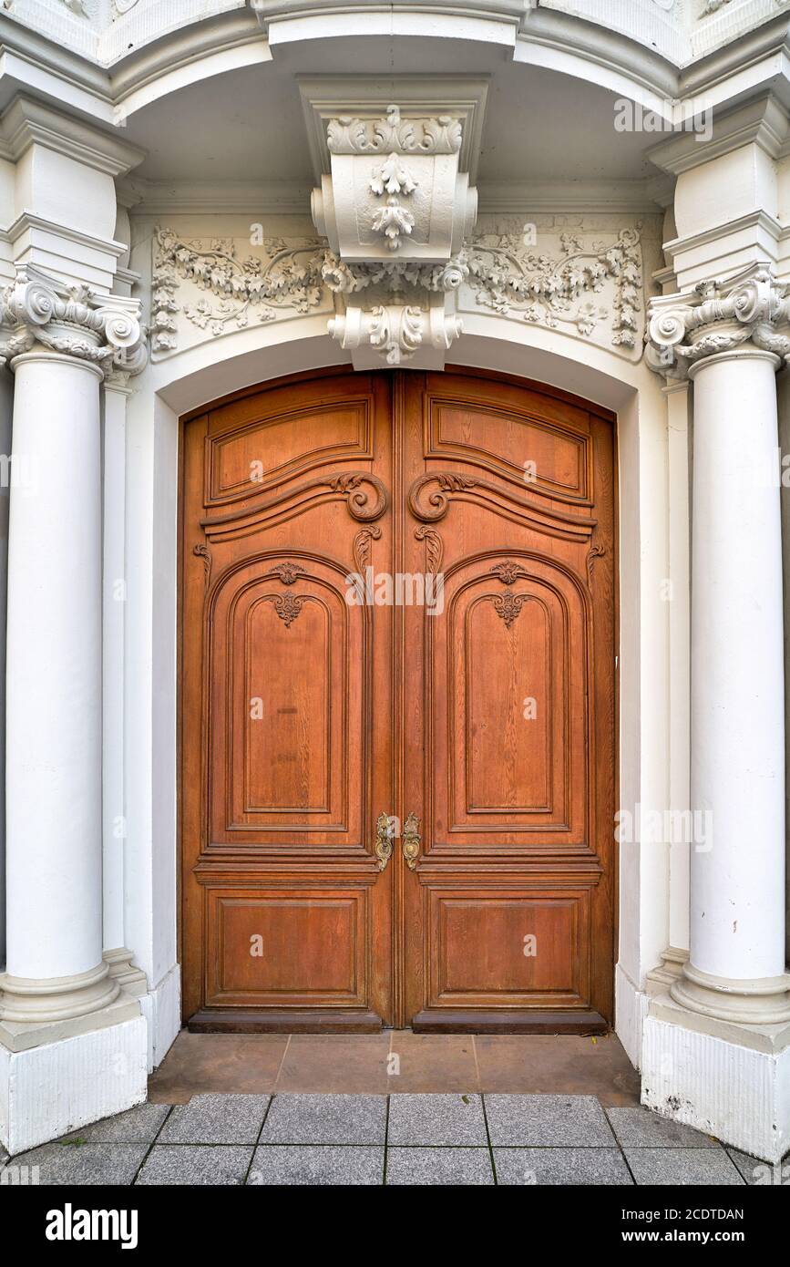 Front door with pillars hi-res stock photography and images - Alamy