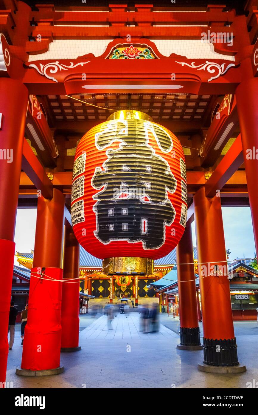 Kaminarimon gate and Lantern, Senso-ji temple, Tokyo, Japan Stock Photo ...
